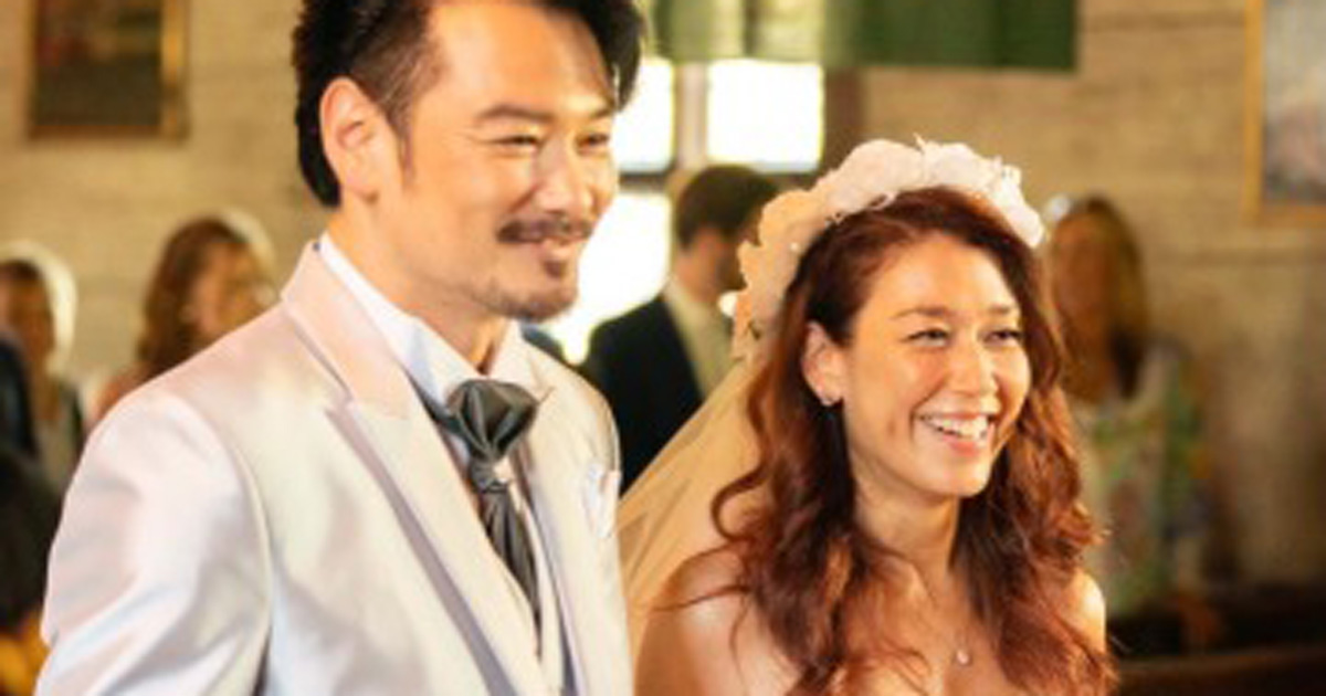 「すてきな笑顔」 LiLiCo、スウェーデンで純烈・小田井涼平と手つなぎ“ウエディング”ショットを披露 | ねとらぼ