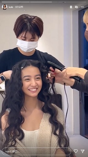 Koki,父・木村拓哉の面影感じる脚長全身ショット センター分けのパーマヘアで決めポーズ（1/2） | ねとらぼ