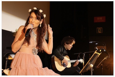 LiLiCo、9キロ減でお気に入りドレス着る 声帯手術、骨折で「この3年弱、本当にいろんな意味で頑張らなければいけなかった」（1/2） | ねとらぼ