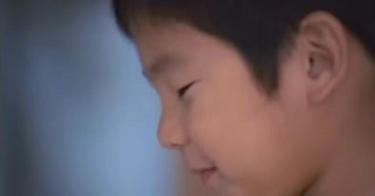 RIKACO、小さい息子出演した25年前のCMが素晴らしすぎた……自然体な母子のひとときに「なんてステキなシーン」「リアルだったんですねー」（1/2） | エンタメ ねとらぼ